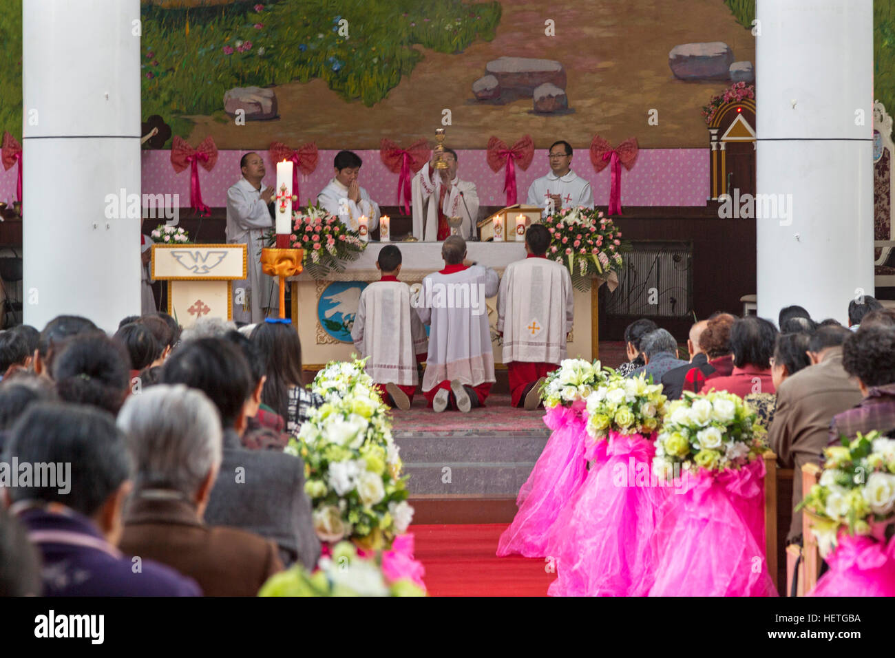 Sunday mass hi-res stock photography and images - Alamy