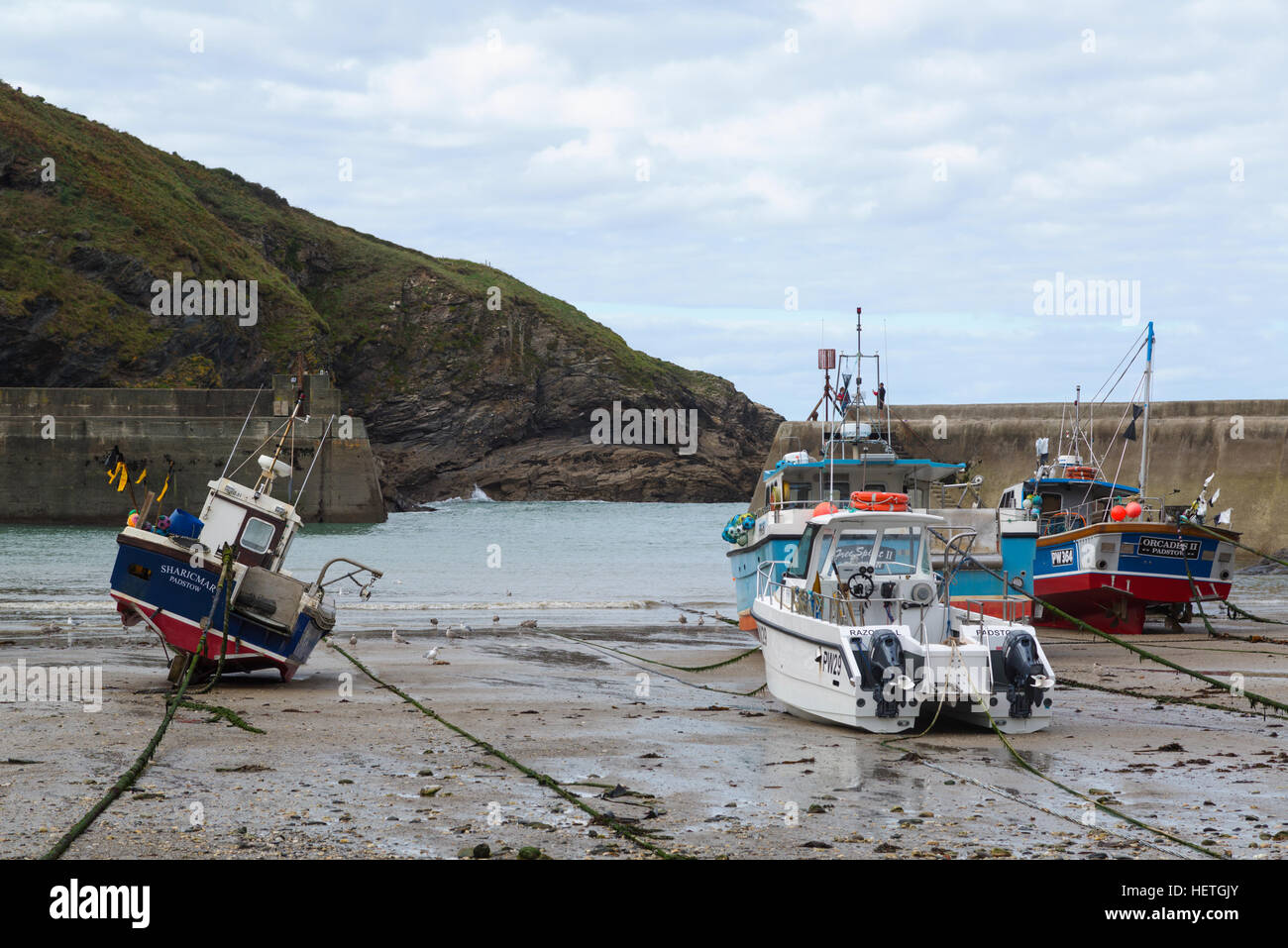 Fishing boats at low tide in Port Isaac Stock Photo - Alamy