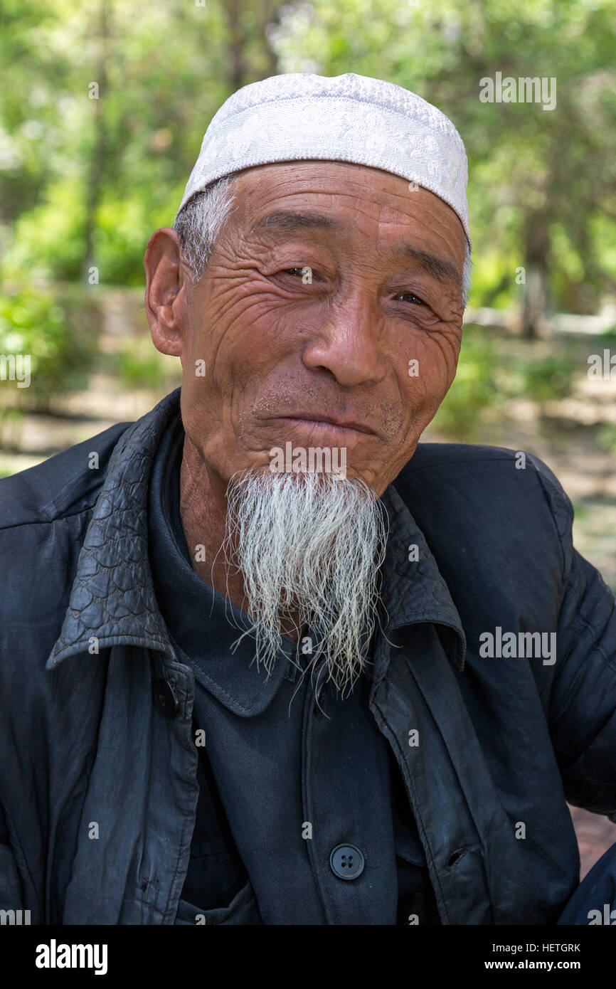 Portrait of chinese ethnic Hui man, Zhongshan Park, Yinchuan, Ningxia ...