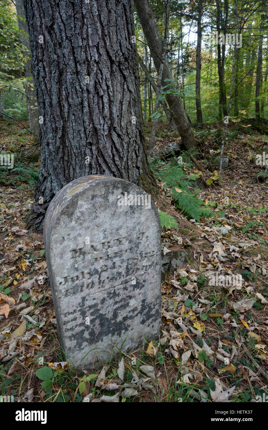 Old headstone marking a grave in the Wardsboro Cemetery in New York's ...
