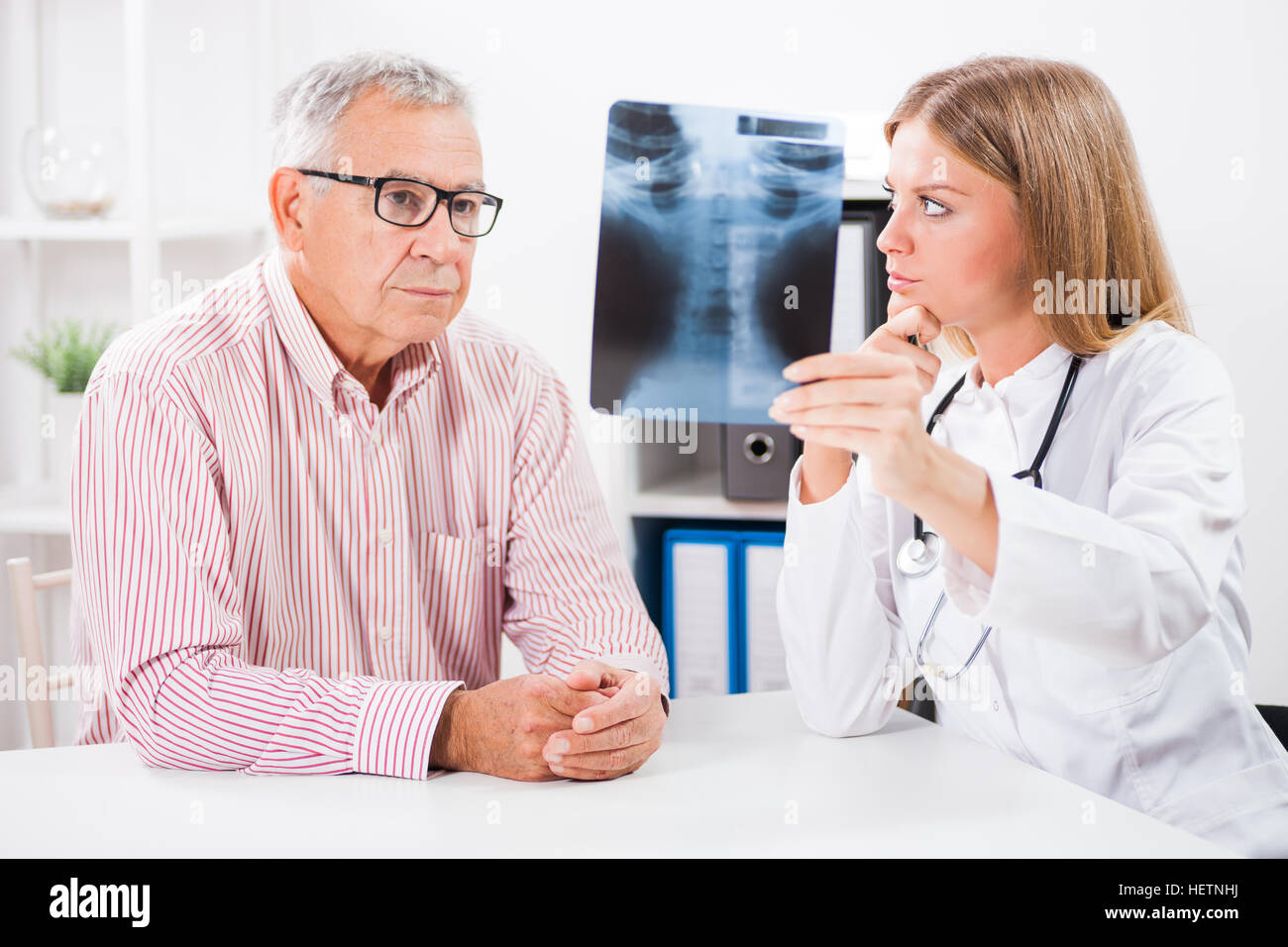 Doctor diagnose hi-res stock photography and images - Alamy