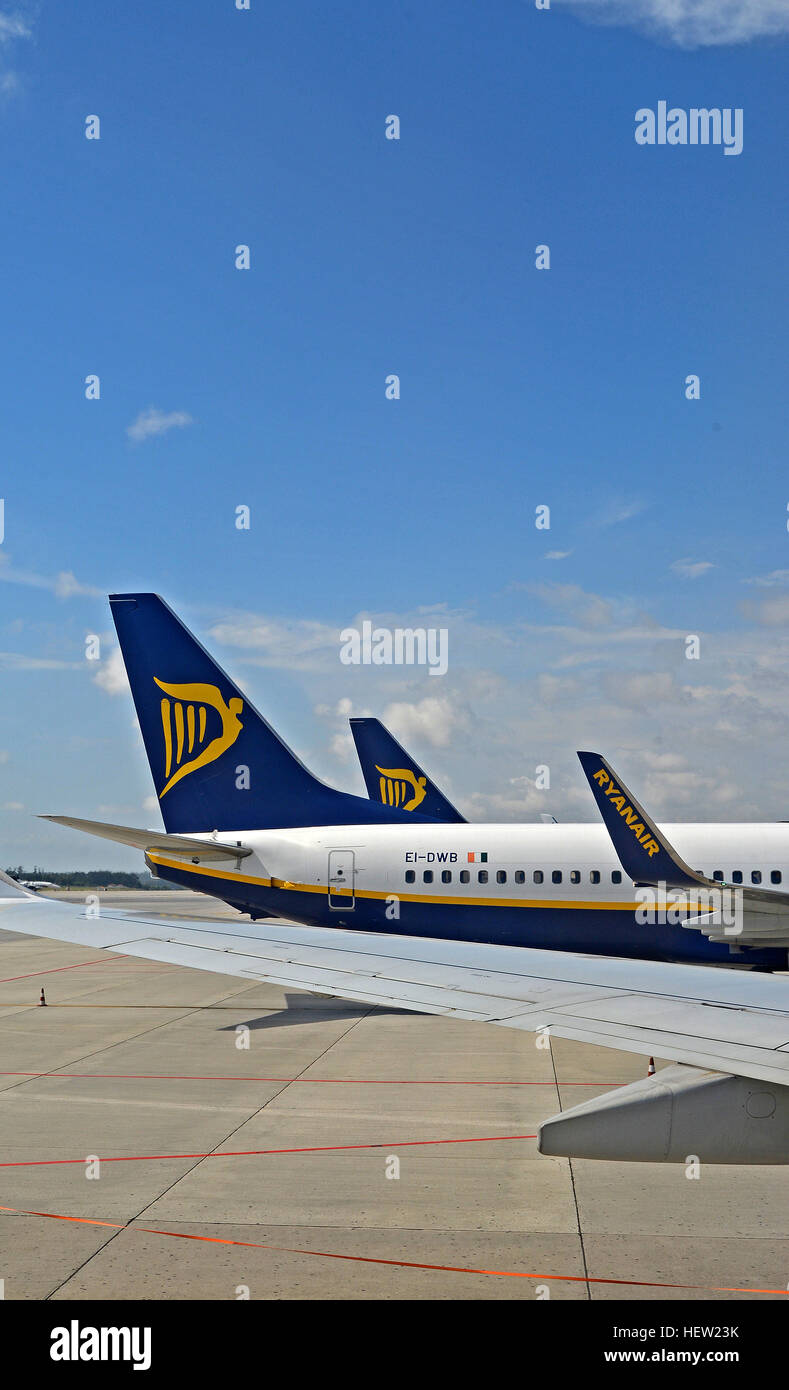 Boeing 737 300 ryanair airlines porto hi-res stock photography and ...
