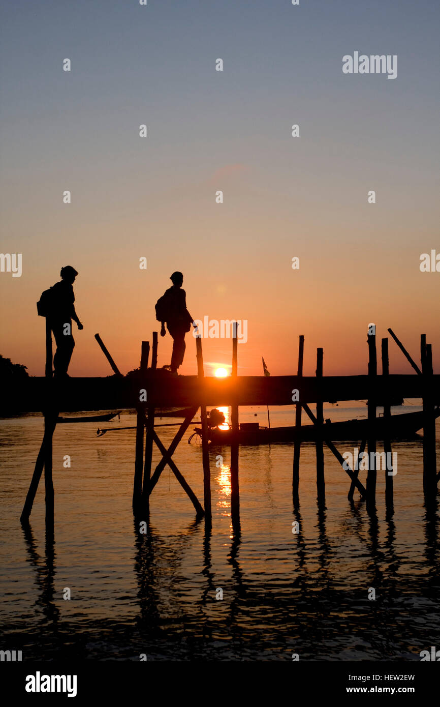 Backpackers leaving Koh Tao Stock Photo - Alamy