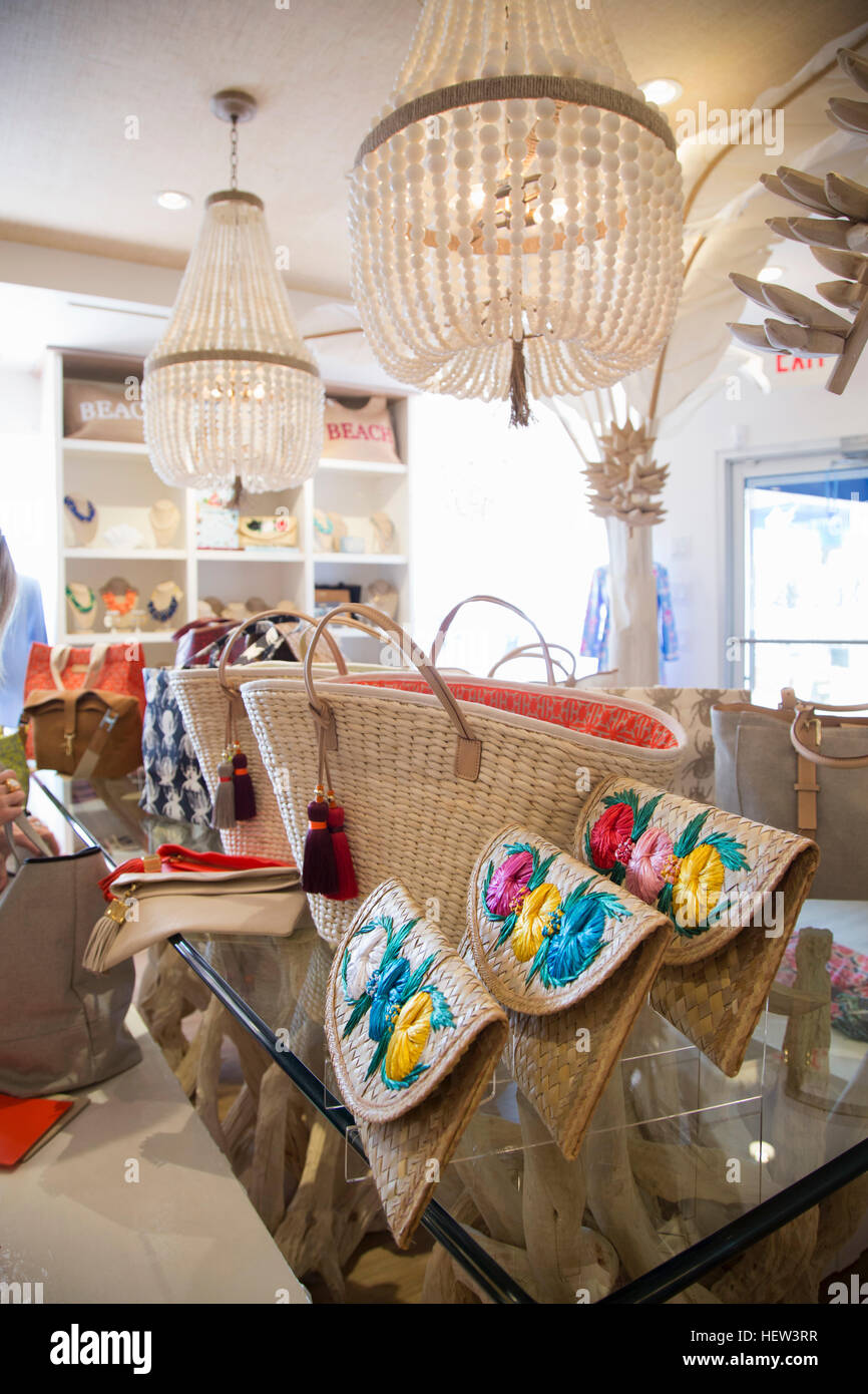 Straw shopping bags and clutch bags in fashion boutique Stock Photo - Alamy
