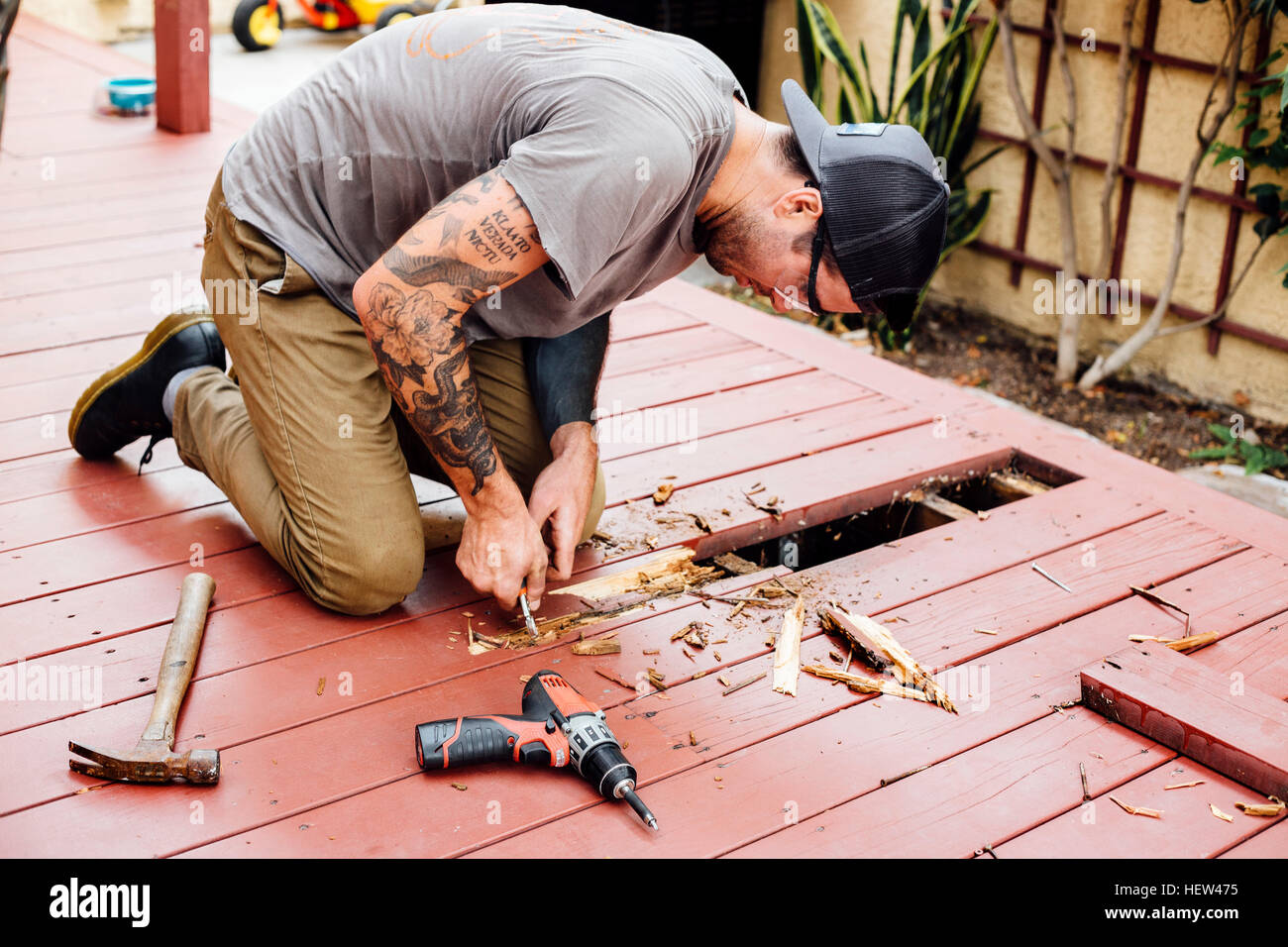 Man repairing home hi-res stock photography and images - Alamy
