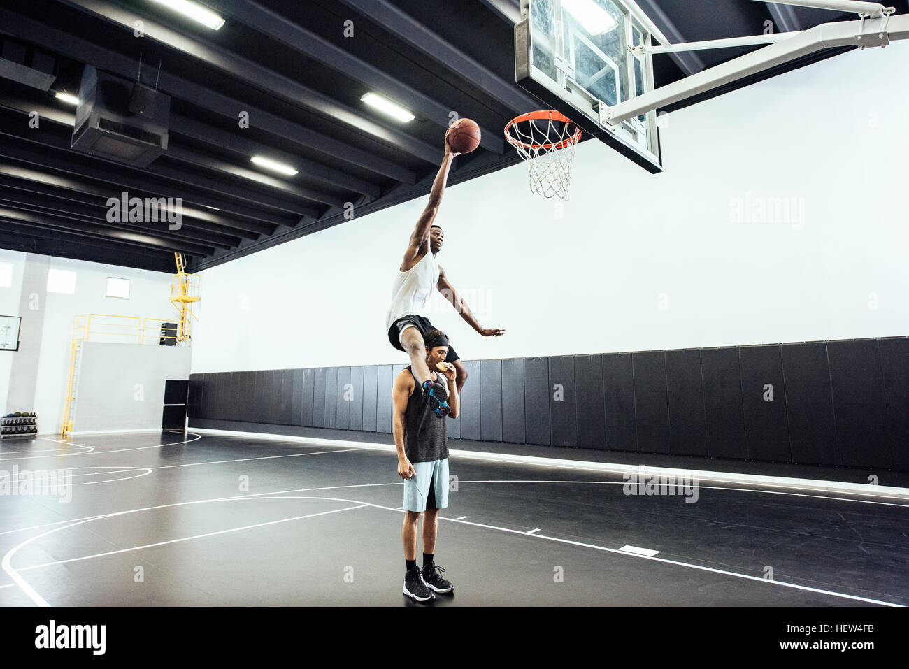 Shoulder throw hi-res stock photography and images - Alamy