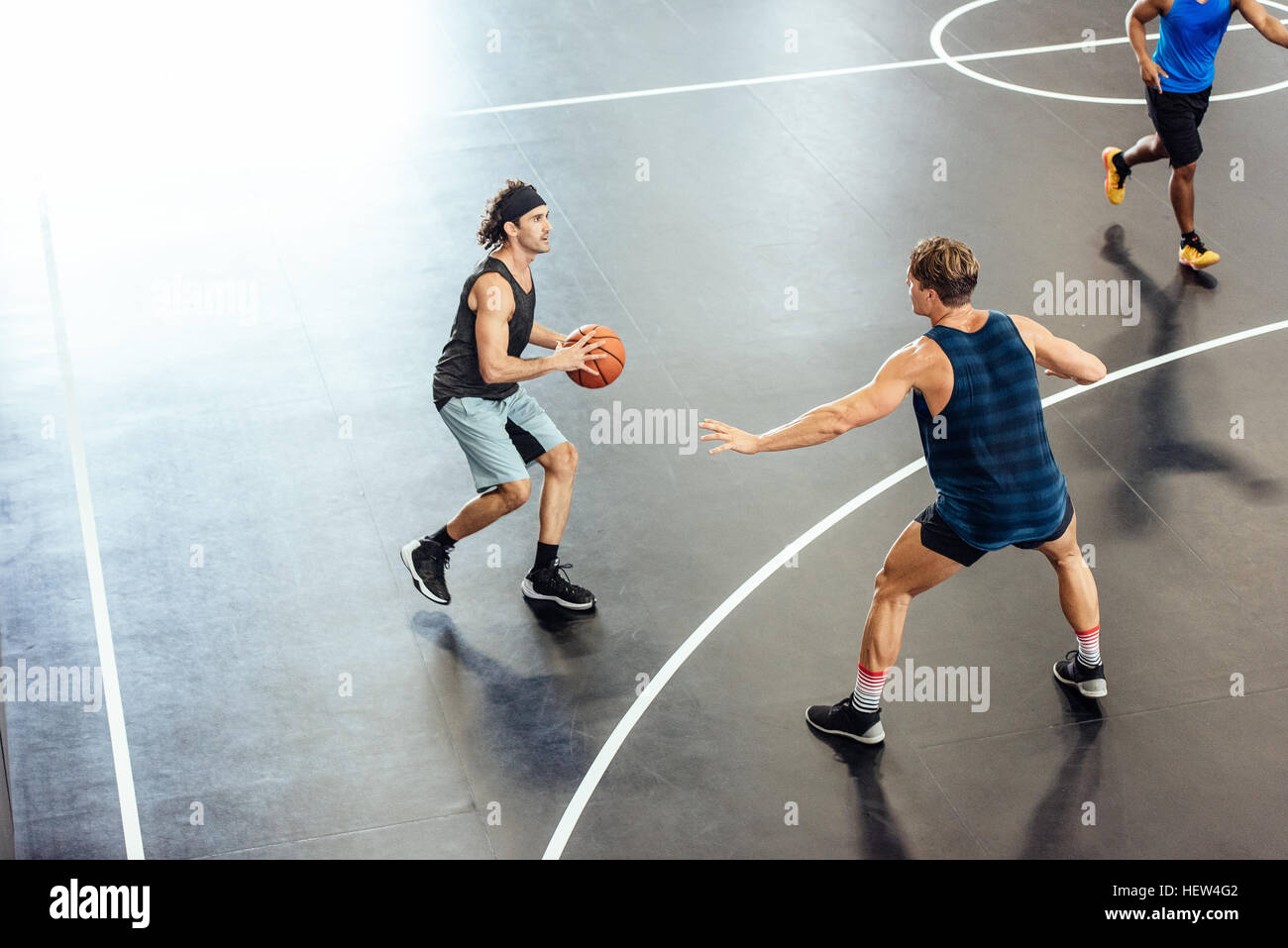 Basketball player throw hi-res stock photography and images - Alamy