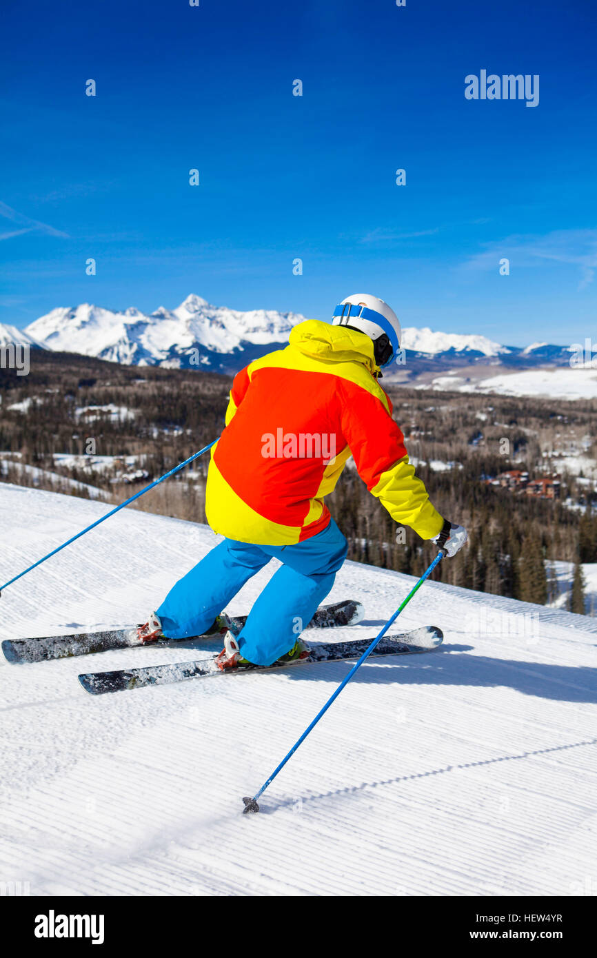 Skier, skiing downhill, rear view Stock Photo - Alamy