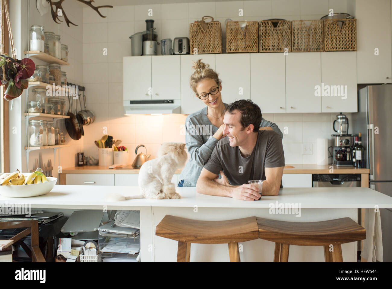 Man leaning against kitchen counter hi-res stock photography and images ...