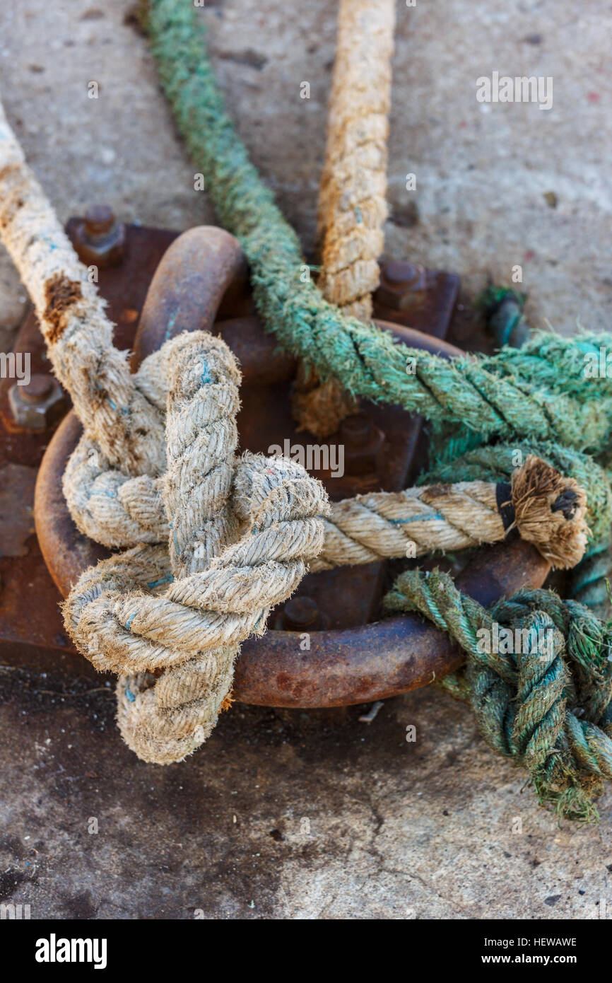 Marine bollard mooring rope hi-res stock photography and images - Alamy