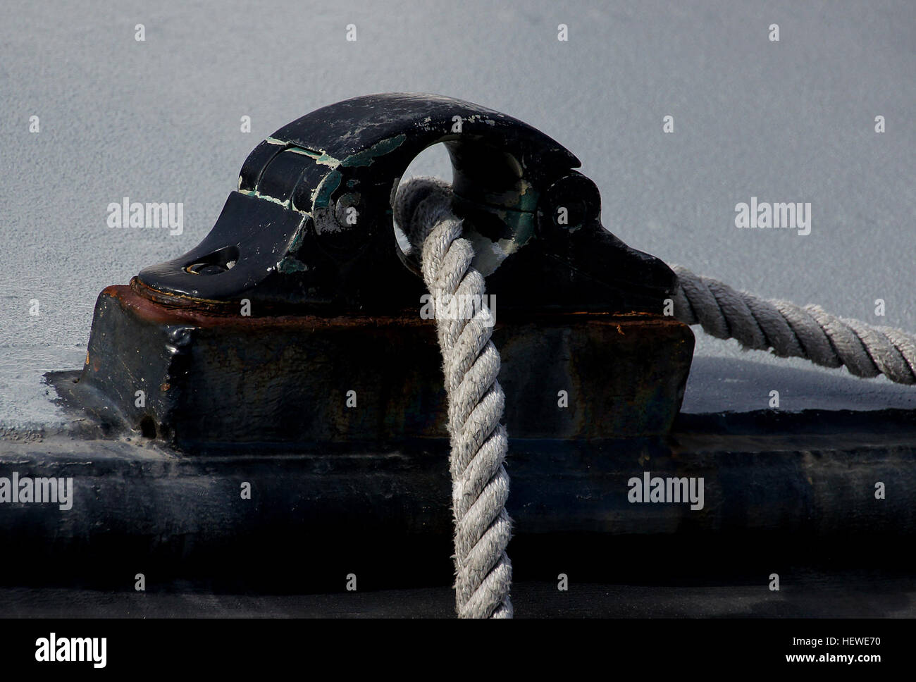 Photography of various boat accessories such as fasteners, knots, ropes ...