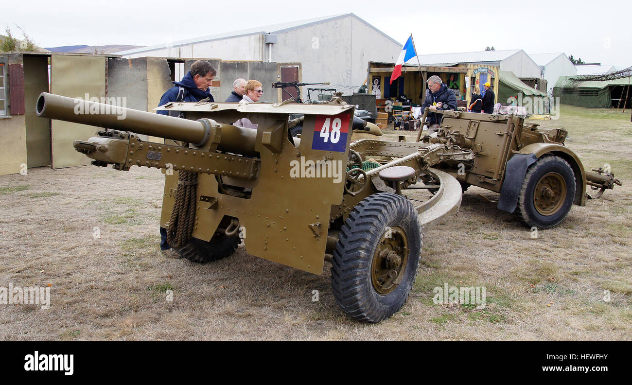 The 25-pounder field gun/howitzer was a vital artillery piece used by ...