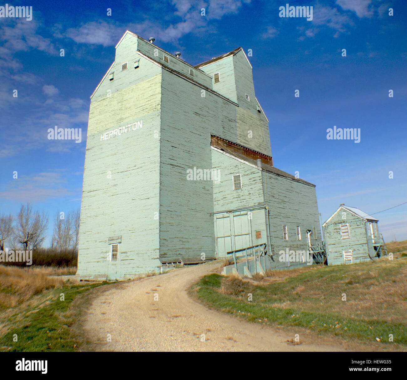 Mossleigh grain elevators hi-res stock photography and images - Alamy