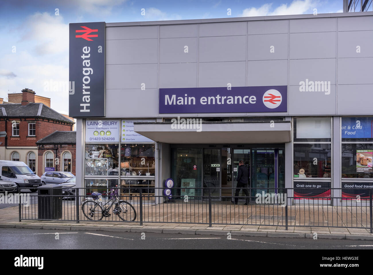 Harrogate railway station hi-res stock photography and images - Alamy