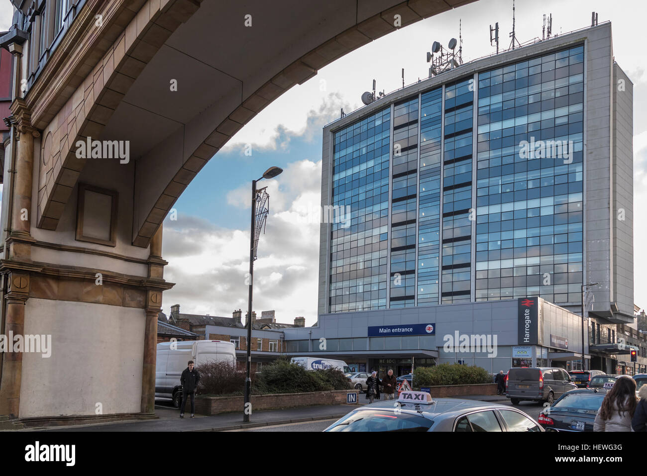 Harrogate railway station hi-res stock photography and images - Alamy