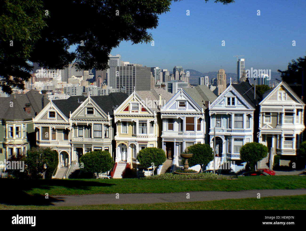 This photograph captures the iconic Painted Ladies of Alamo Square in ...