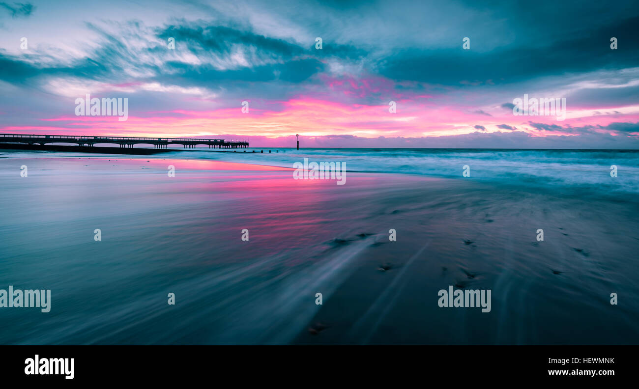 Sunrise on Boscombe Beach in Bournemouth Stock Photo - Alamy
