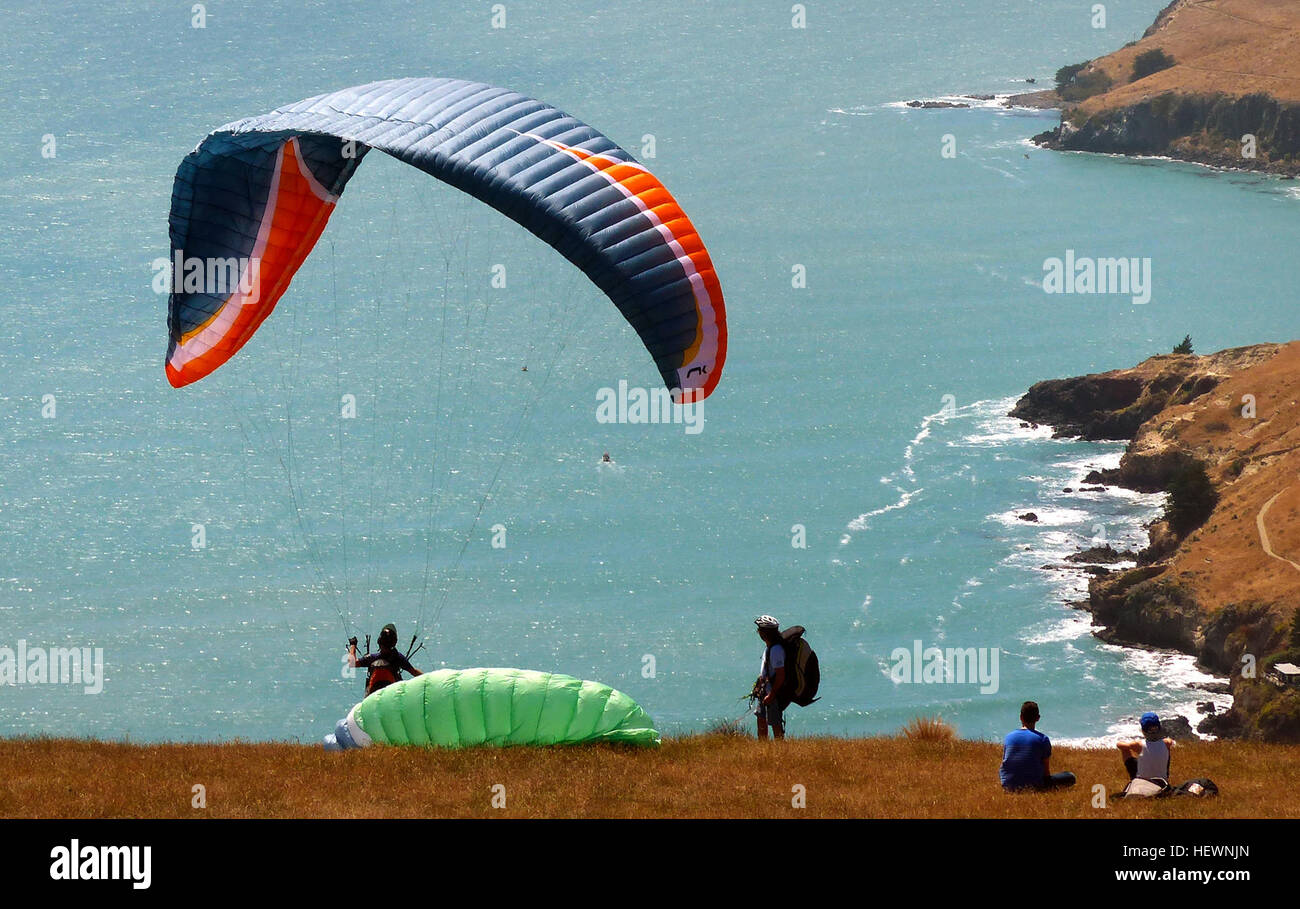 Paraglider pilots flying hi-res stock photography and images - Alamy