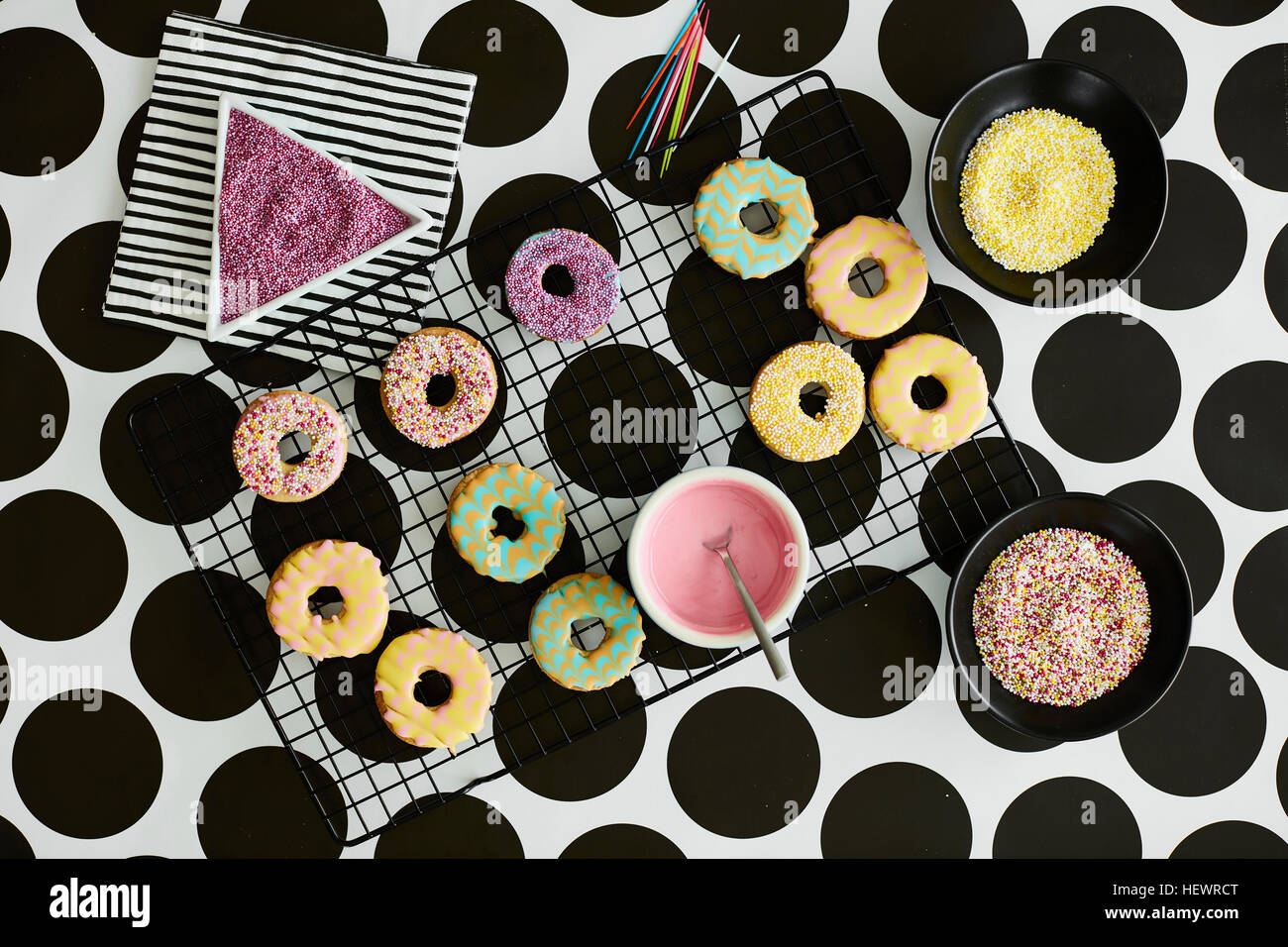Iced ring biscuits on cooling rack Stock Photo - Alamy