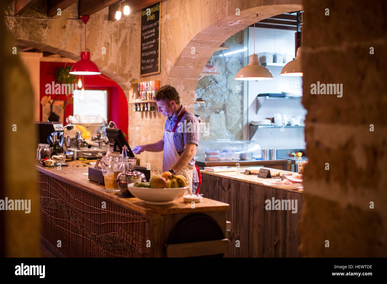Man cash register hi-res stock photography and images - Alamy