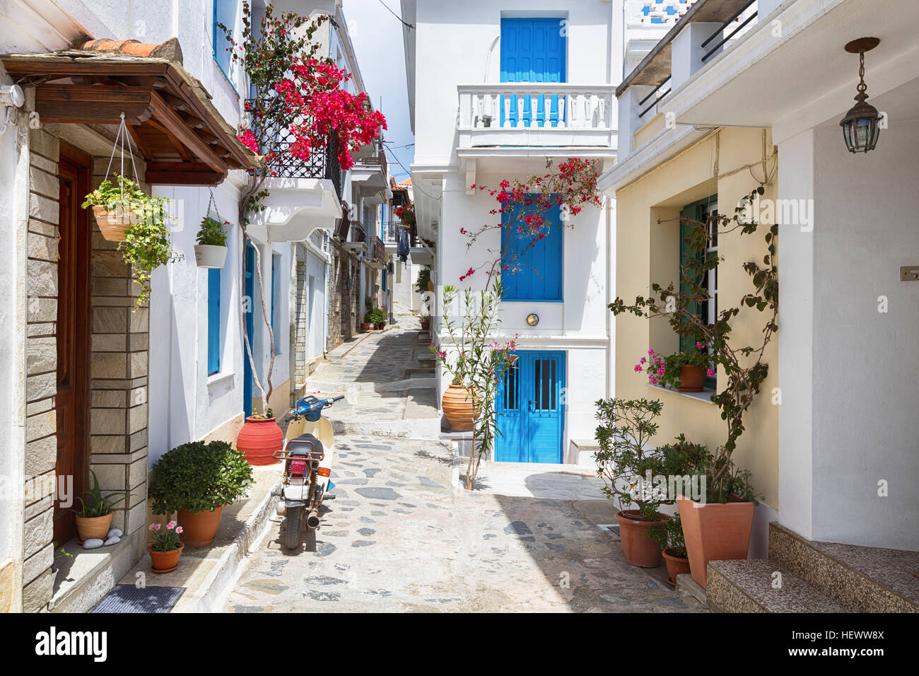 Greek streets hi-res stock photography and images - Alamy