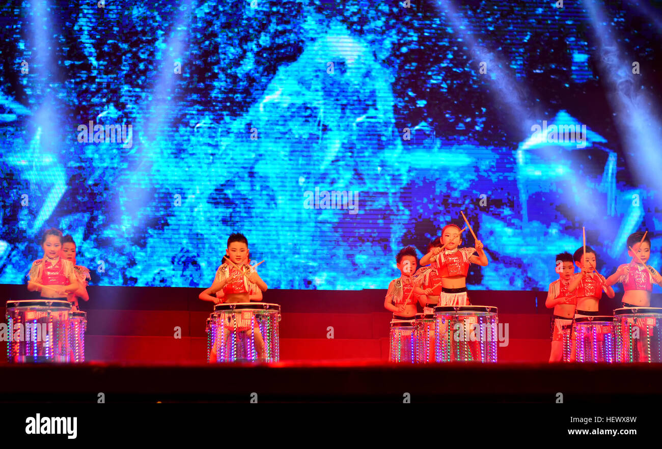 Kids perform stage hi-res stock photography and images - Alamy