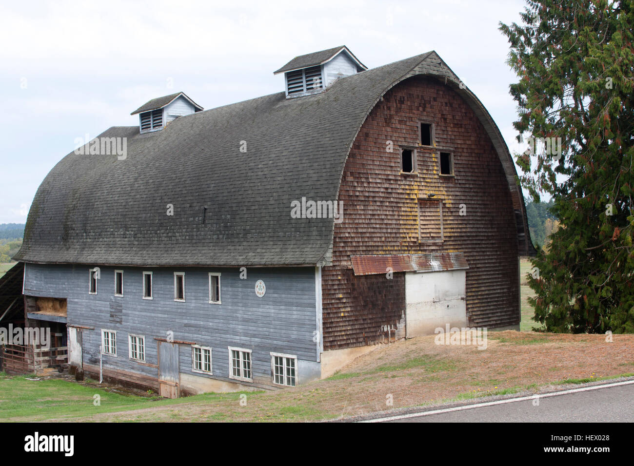 Curved roof on barn hi-res stock photography and images - Alamy