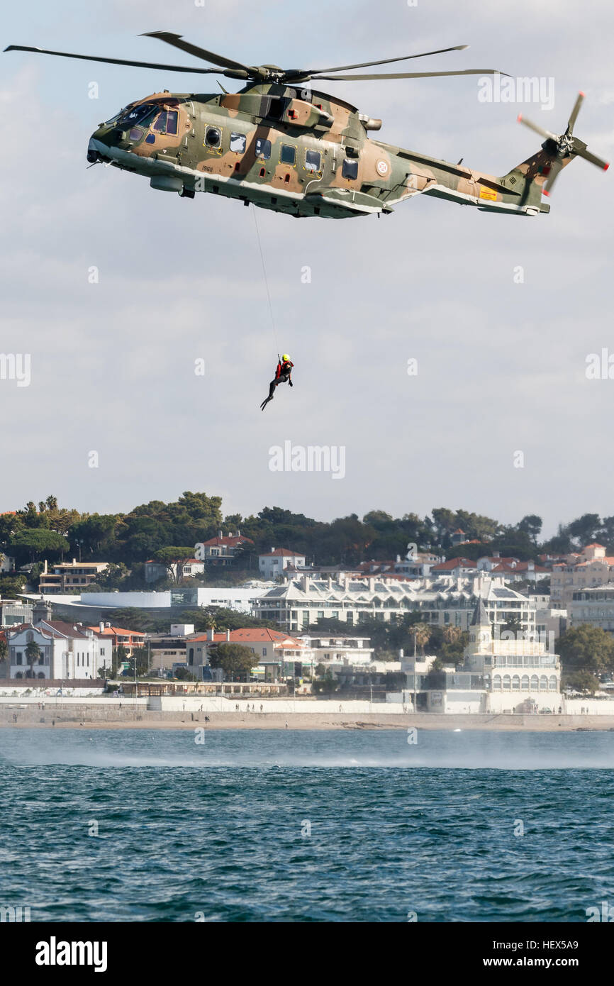 Rescue helicopter in operation sea hi-res stock photography and images ...