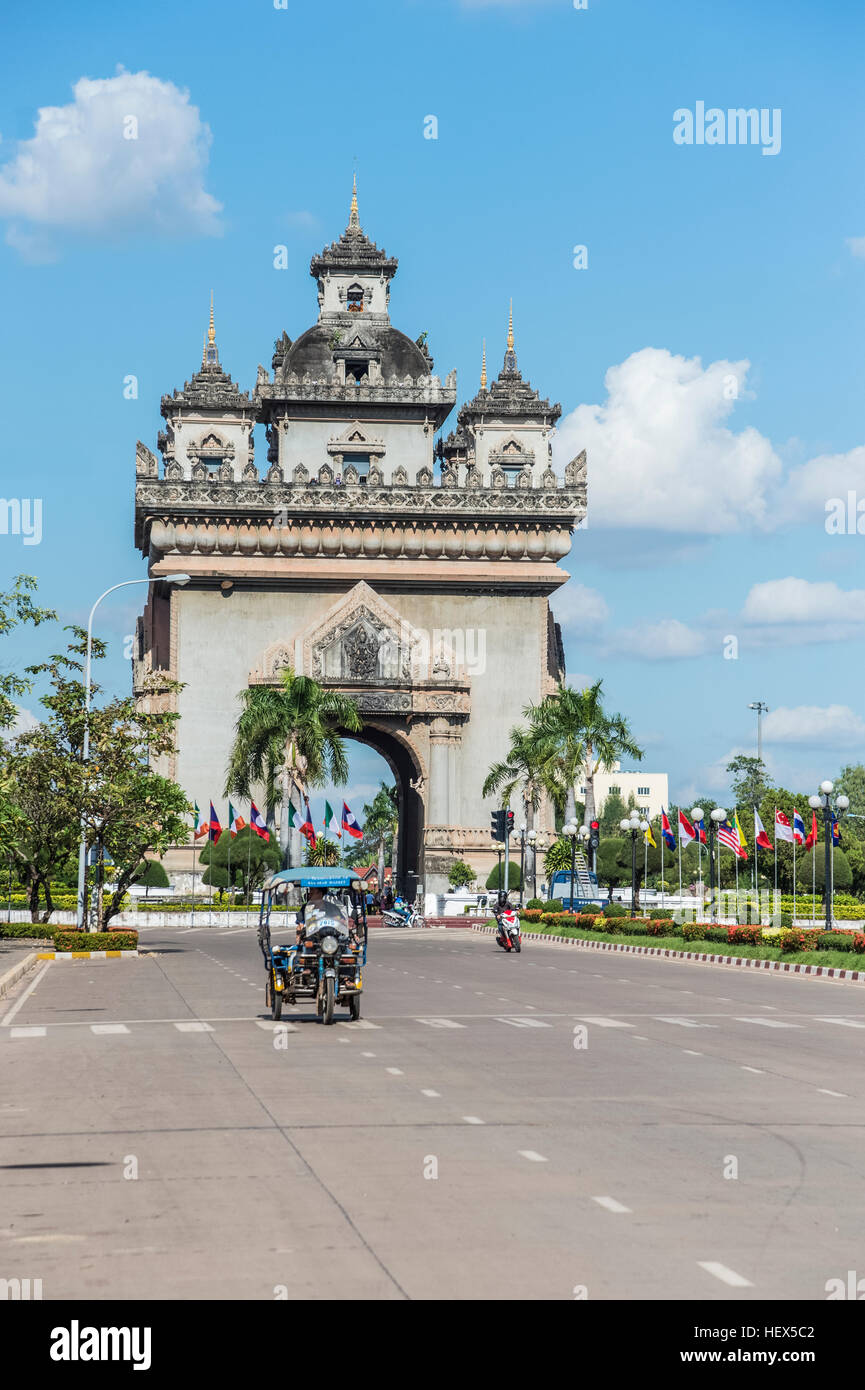 Vientiane, Patouxay Victory gate, Monument des Morts Stock Photo - Alamy