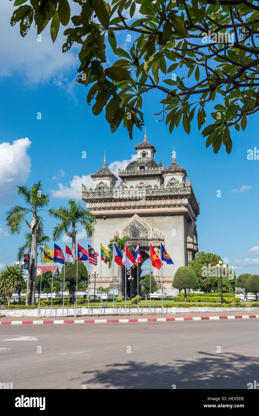Vientiane, Patouxay Victory gate, Monument des Morts Stock Photo - Alamy