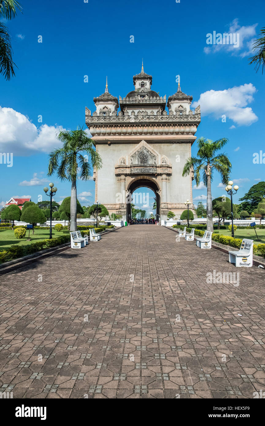 Vientiane, Patouxay Victory gate, Monument des Morts Stock Photo - Alamy