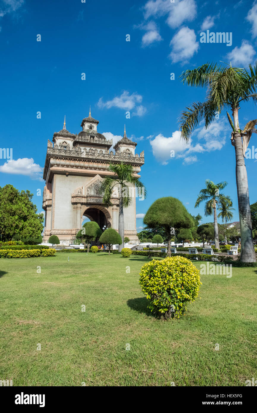 Vientiane, Patouxay Victory gate, Monument des Morts Stock Photo - Alamy
