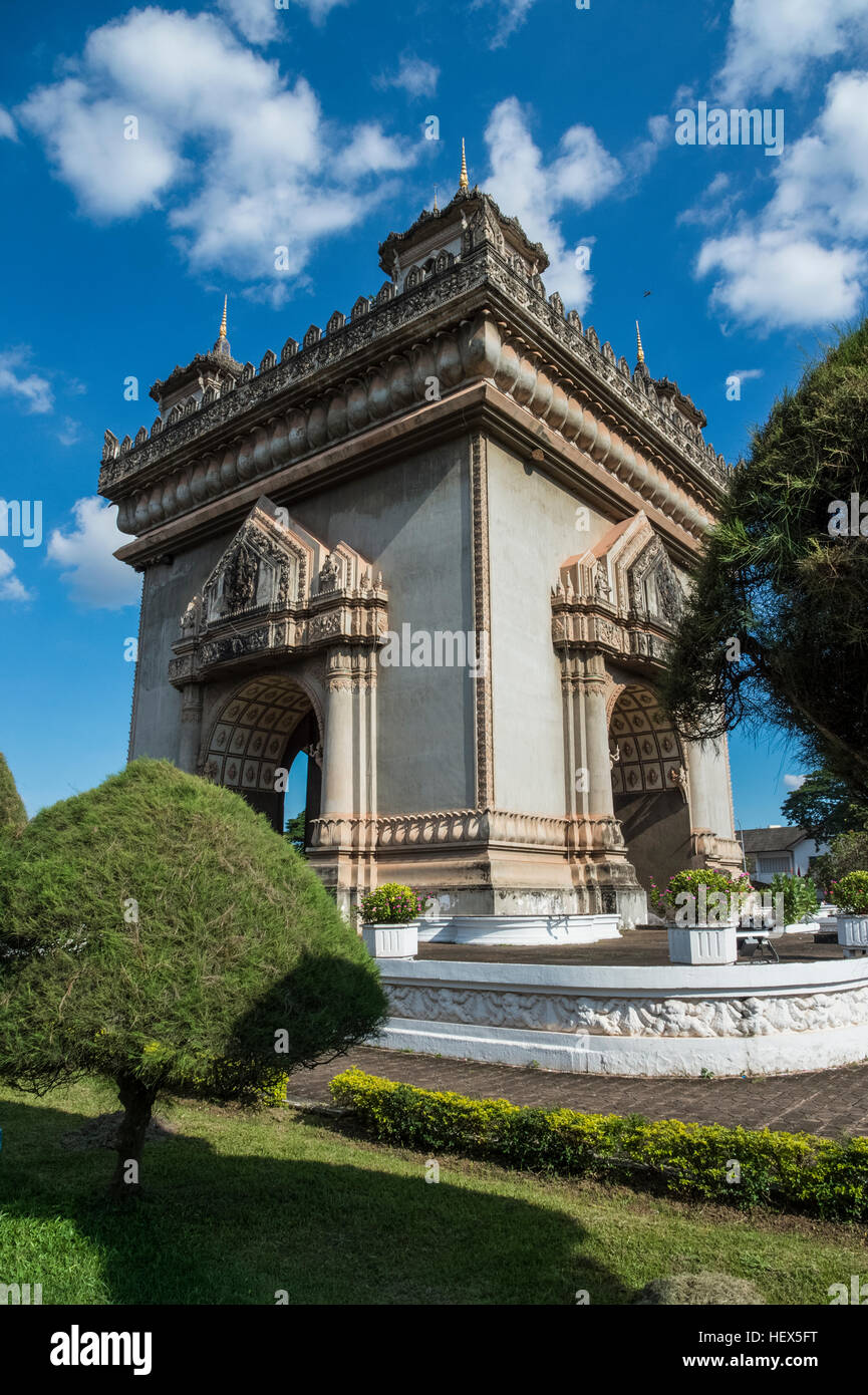 Vientiane, Patouxay Victory gate, Monument des Morts Stock Photo - Alamy