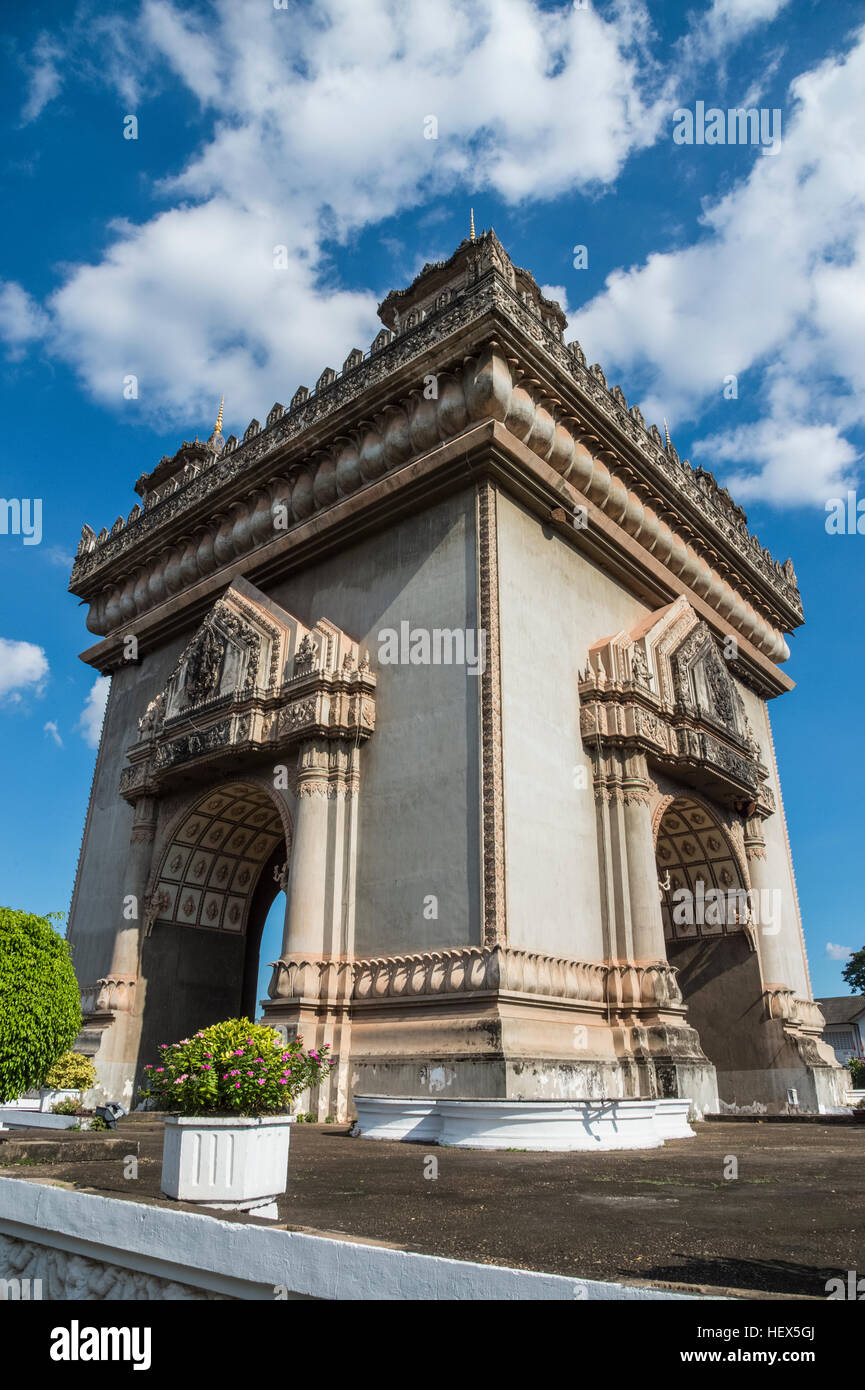 Vientiane, Patouxay Victory gate, Monument des Morts Stock Photo - Alamy