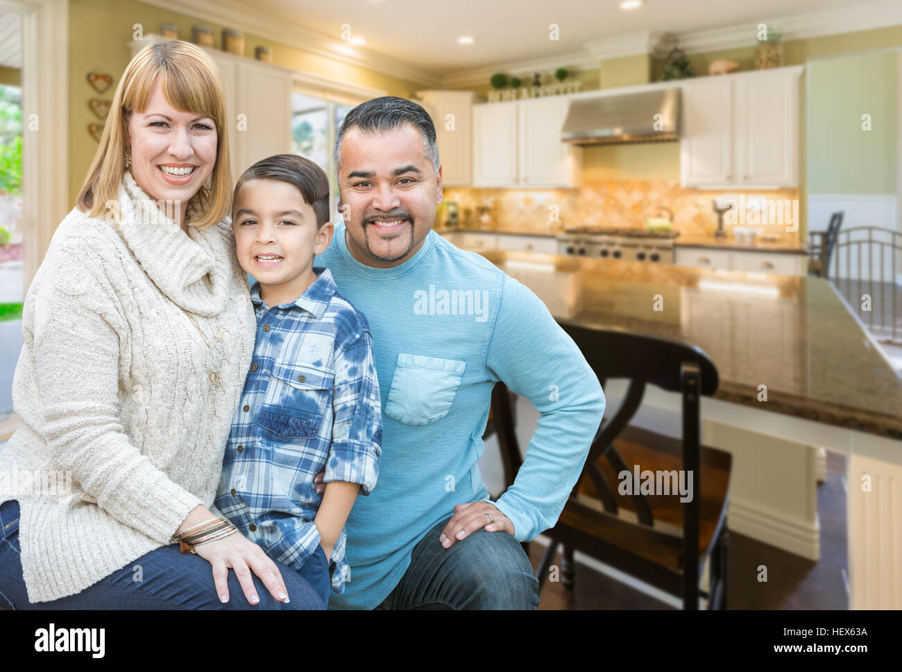 Real latino family kitchen hi-res stock photography and images - Alamy