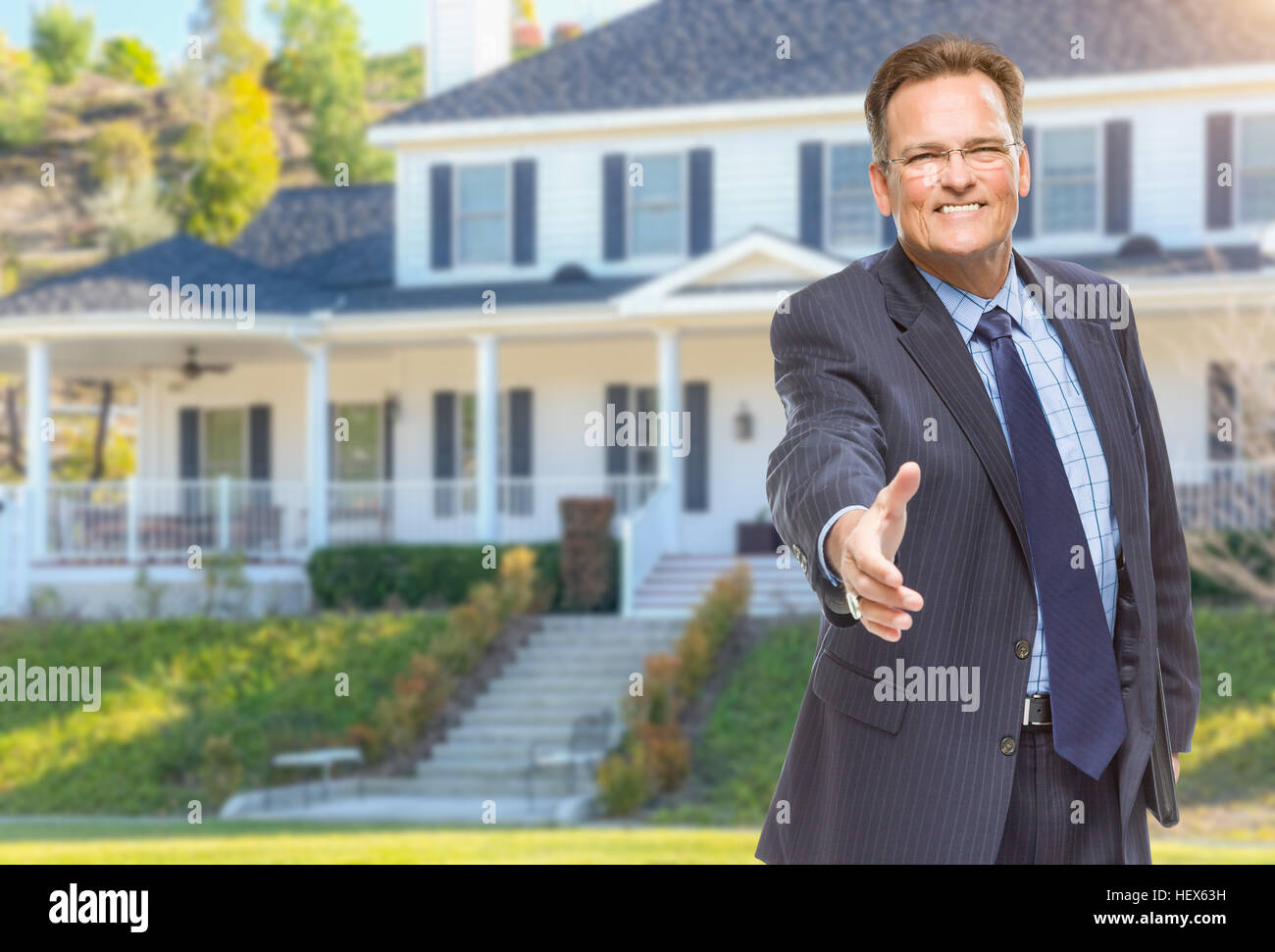 Hand shake hi-res stock photography and images - Alamy