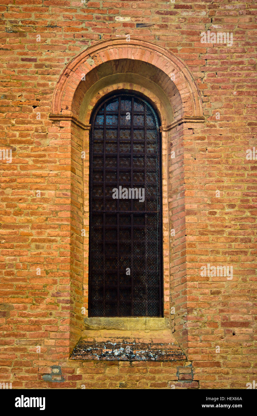 Romanesque rose window hi-res stock photography and images - Alamy