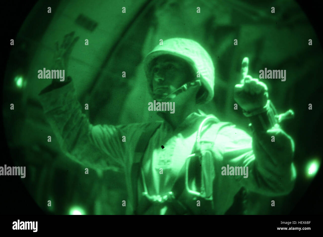 Gunnery Sgt. Brian Maass, jumpmaster Force Reconnaissance, Bravo ...