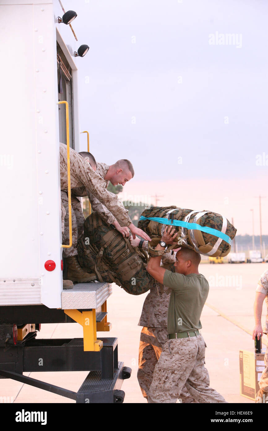Marines with Marine Tactical Electronic Warfare Squadron 3 move ...