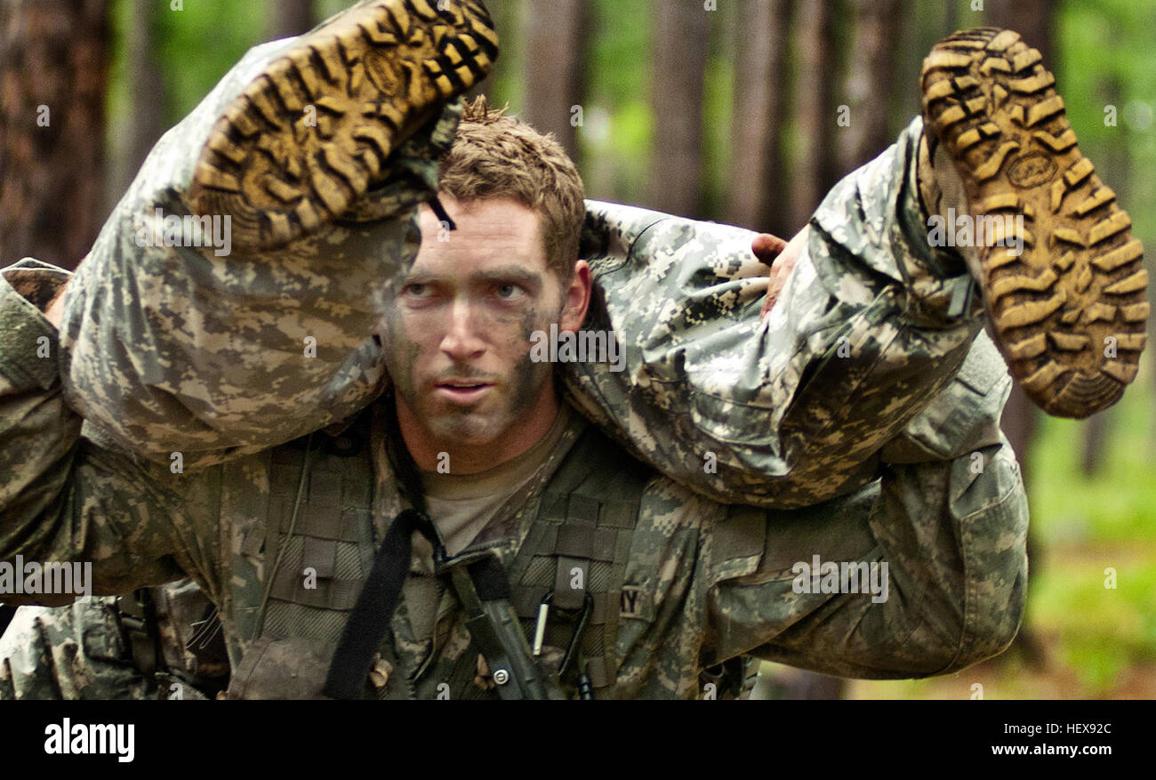 U.S. Army Soldiers attending the Special Forces Qualification Course ...