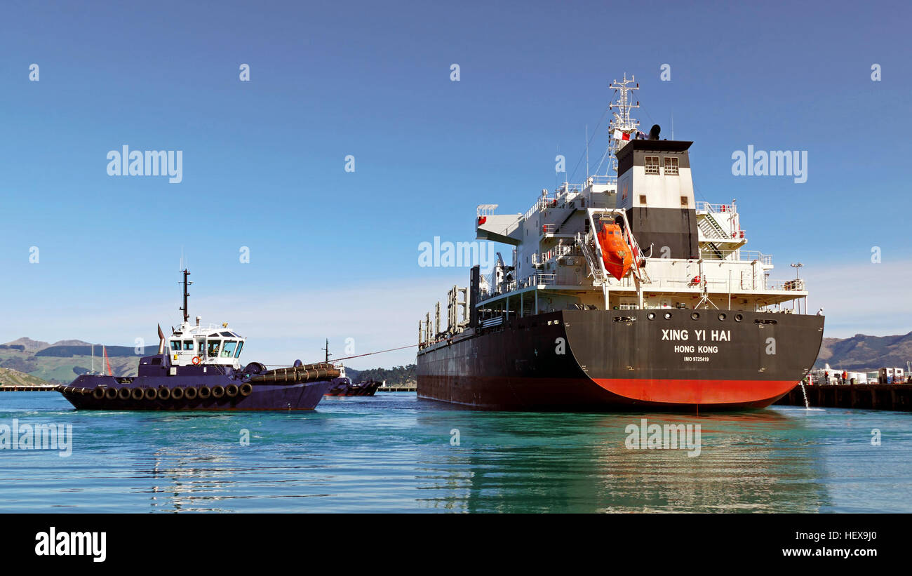 Tug assisting cargo ship hi-res stock photography and images - Alamy