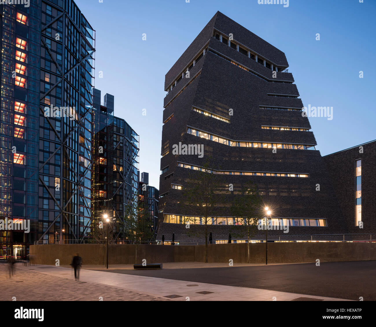 Tate modern exterior people hi-res stock photography and images - Alamy