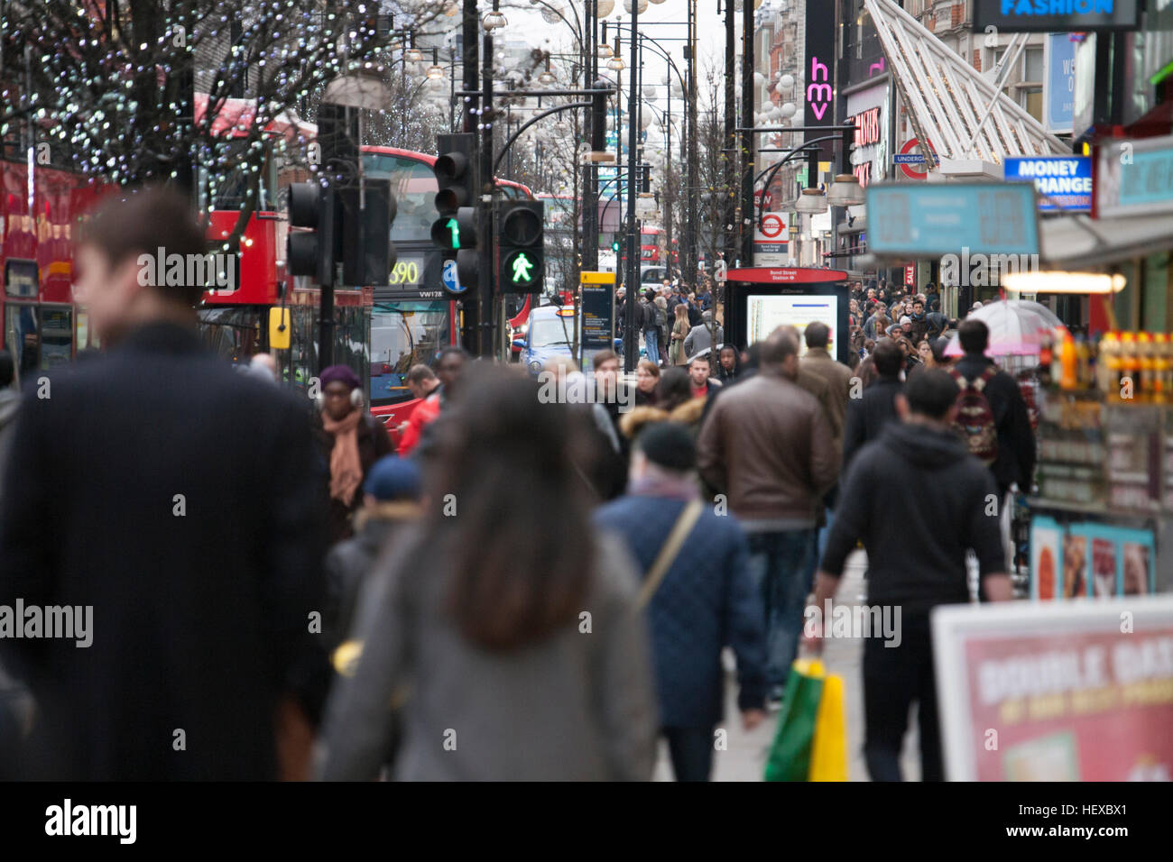 London crowd oxford street hi-res stock photography and images - Alamy