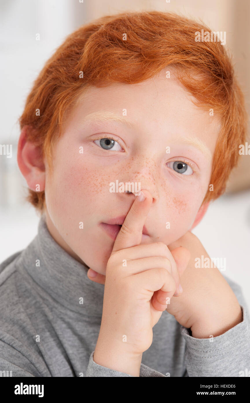 Child with finger on lips hi-res stock photography and images - Alamy