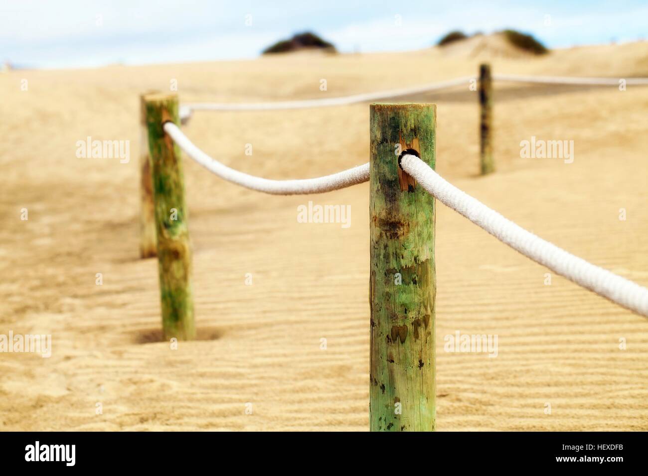 Fence post and rope in the desert Stock Photo - Alamy