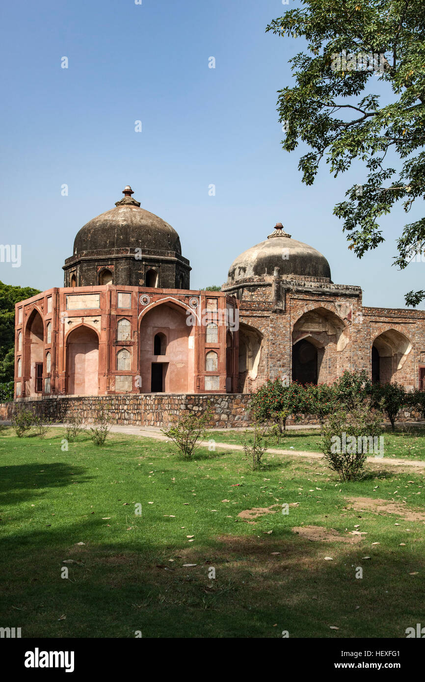 Afsarwala Tomb (left) and Afsarwala Mosque, Humayun's Tomb Complex, New ...