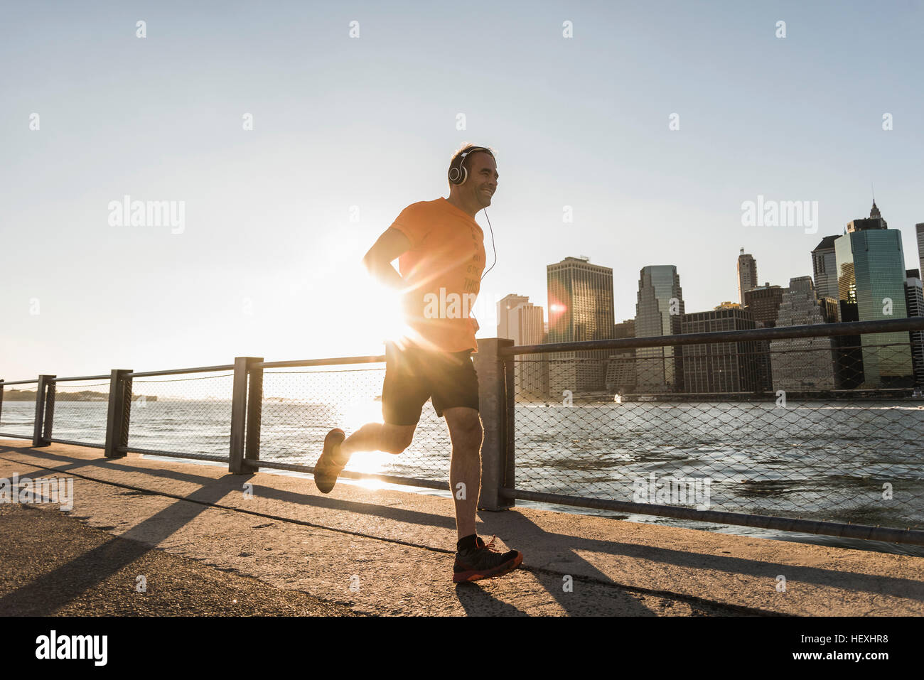 Man jogging in front of manhattan hi-res stock photography and images ...