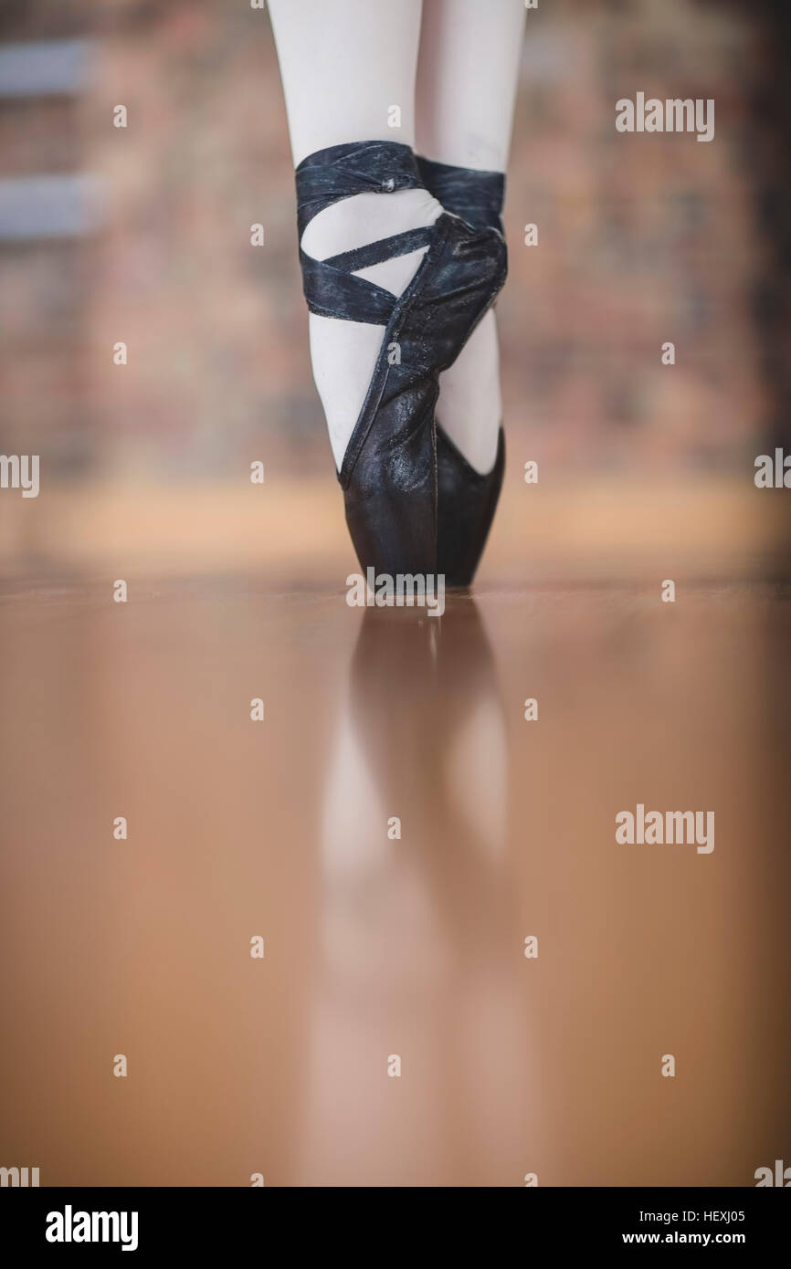 Ballet dancer stance Stock Photo - Alamy
