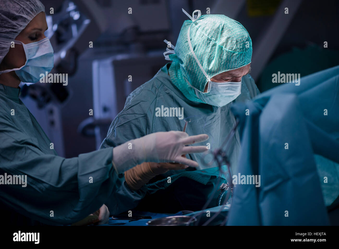 Neurosurgeon with nurse closing operation wound Stock Photo - Alamy