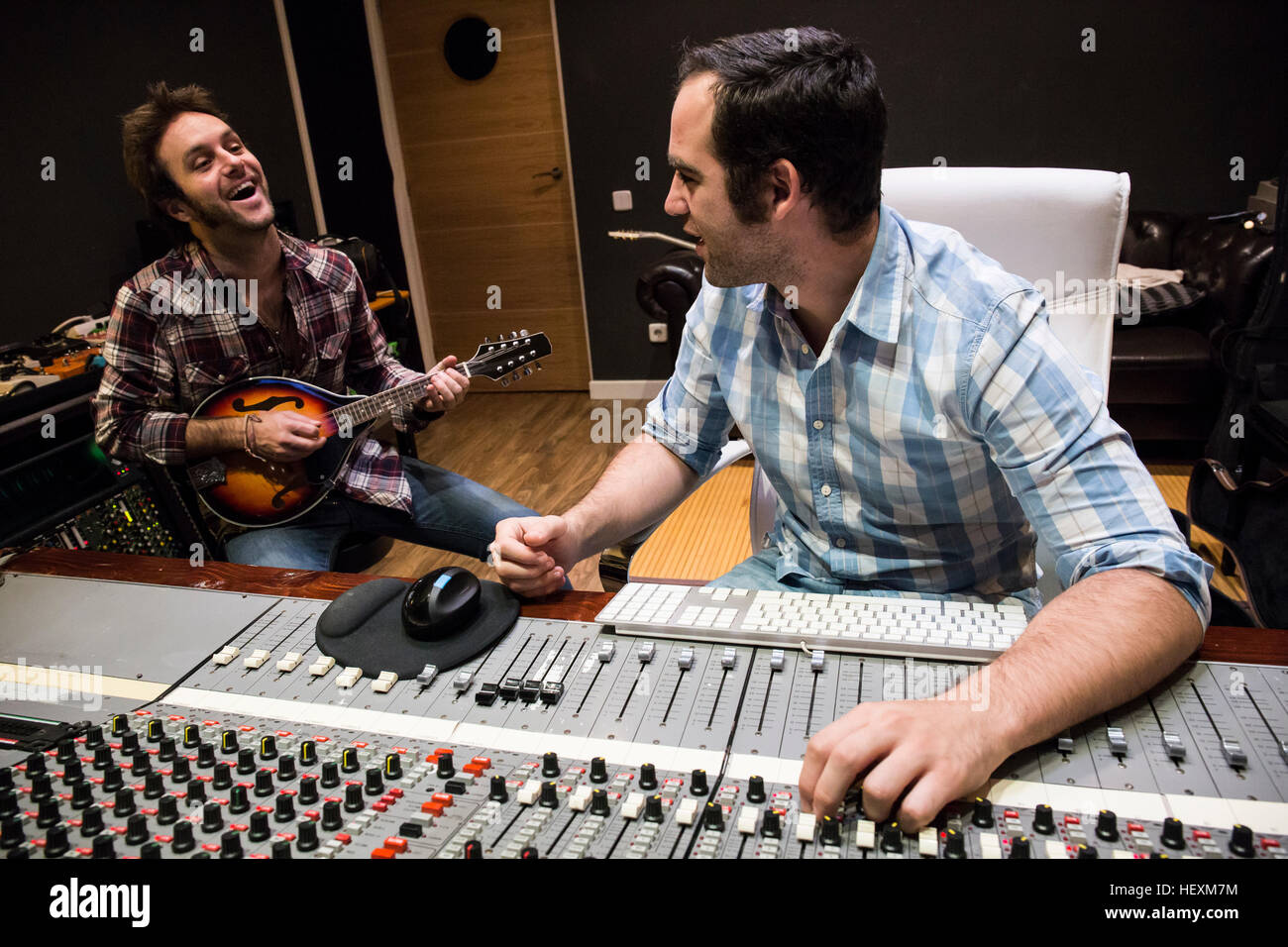 Adjusting electric guitar hi-res stock photography and images - Alamy